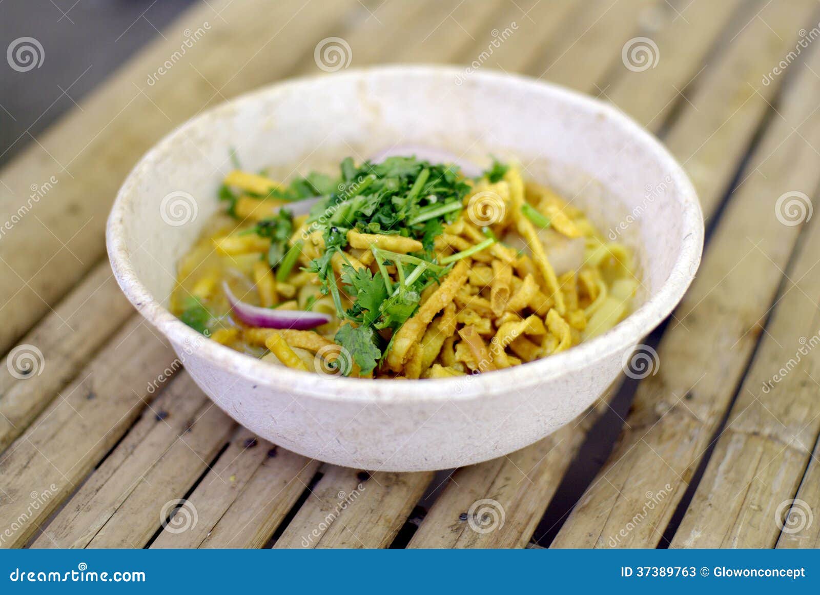 Espuma Biodegradable Con Los Tallarines Imagen de archivo - Imagen de ...