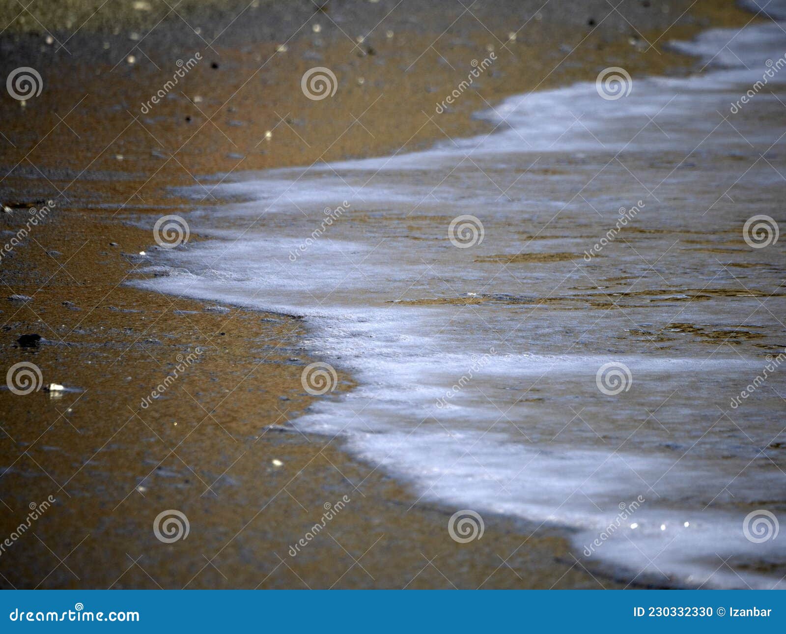 Espuma De Olas En La Orilla De La Playa De Arena Foto de archivo - Imagen de hermoso, costa ...