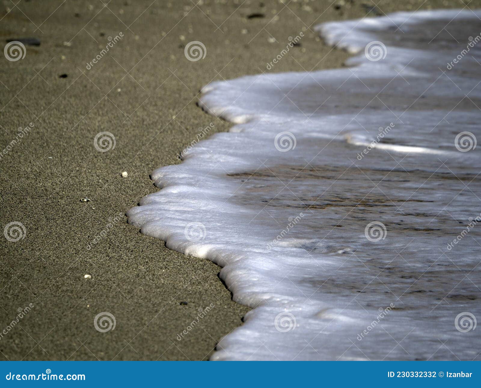 Espuma De Olas En La Orilla De La Playa De Arena Foto de archivo - Imagen de fondo, cubo: 230332332