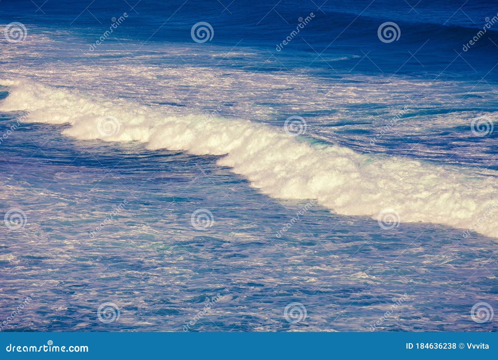 Espuma de olas en la playa foto de archivo. Imagen de hermoso - 184636238