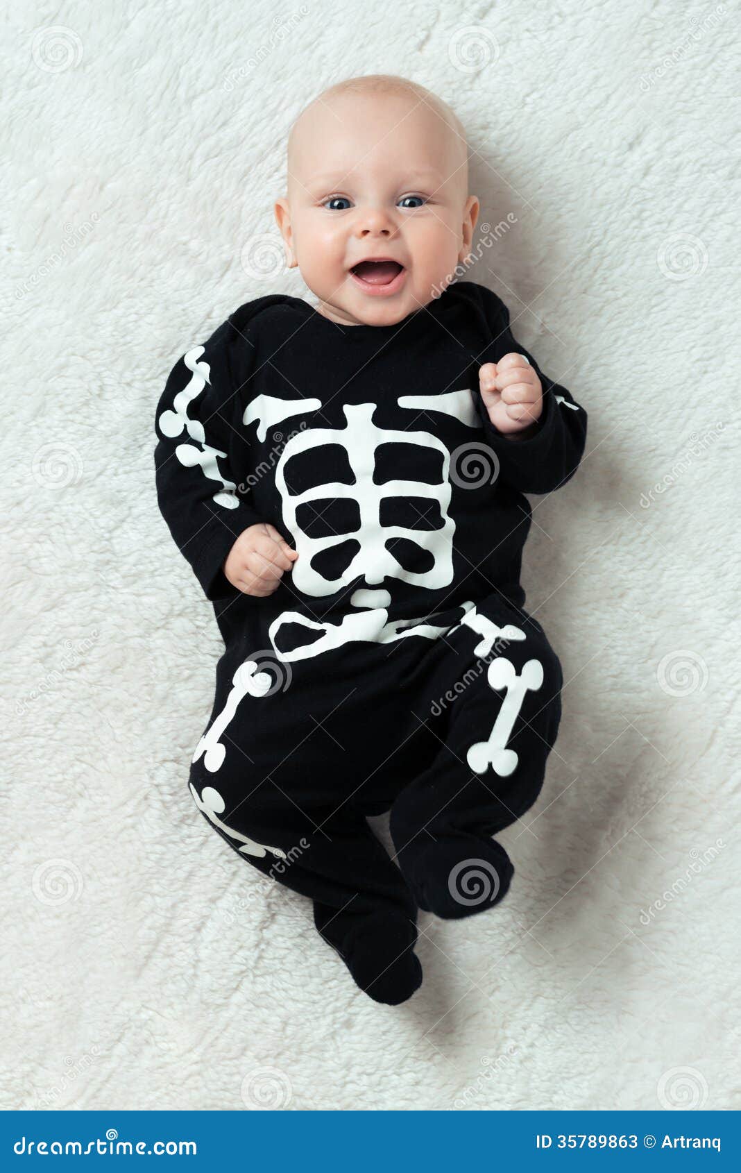 Esqueleto vestido bebé imagen de archivo. Imagen de belleza - 35789863