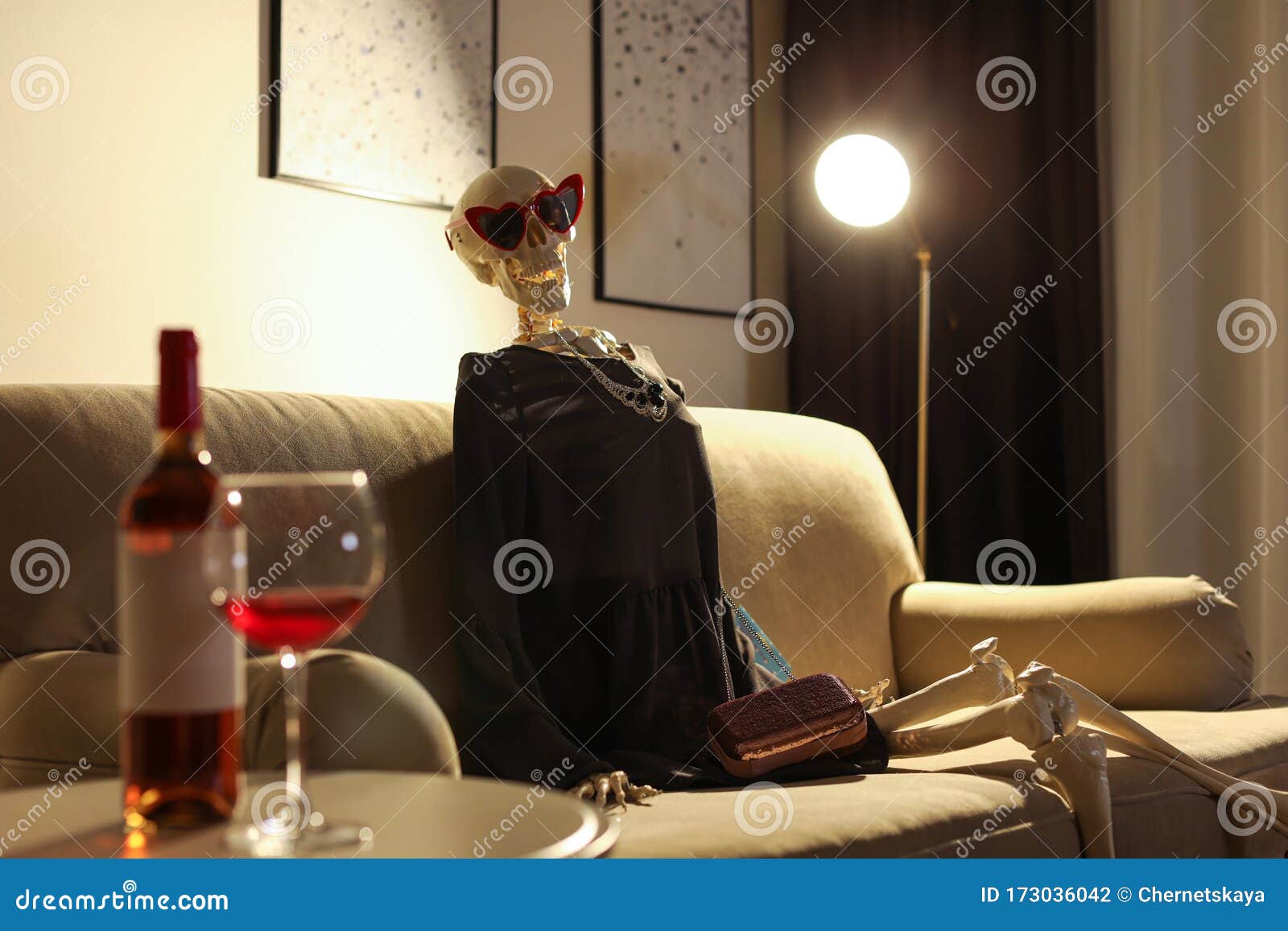 Esqueleto Vestido Sentado En El Sofá Foto de archivo - Imagen de muerto ...