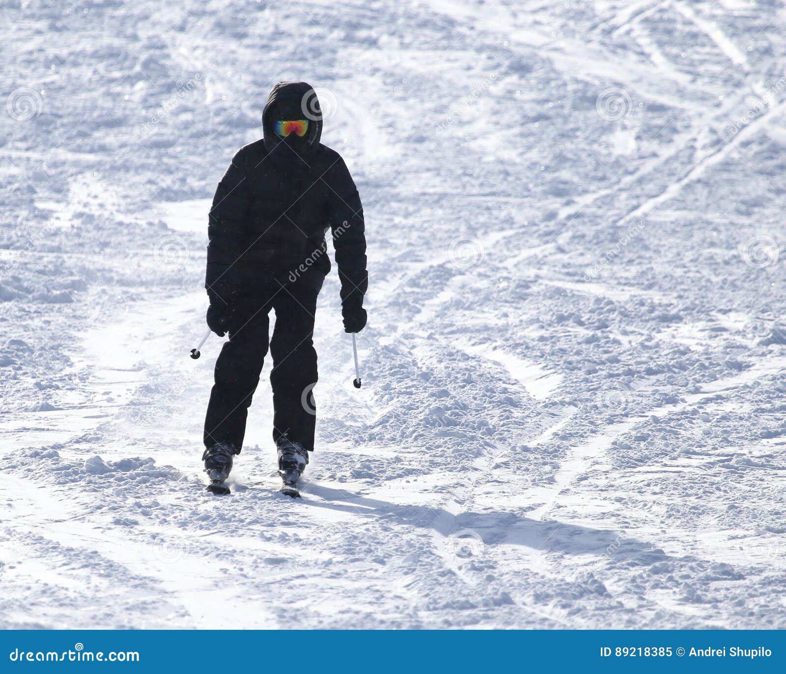 Esqui do esquiador imagem de stock. Imagem de profundamente - 89218385