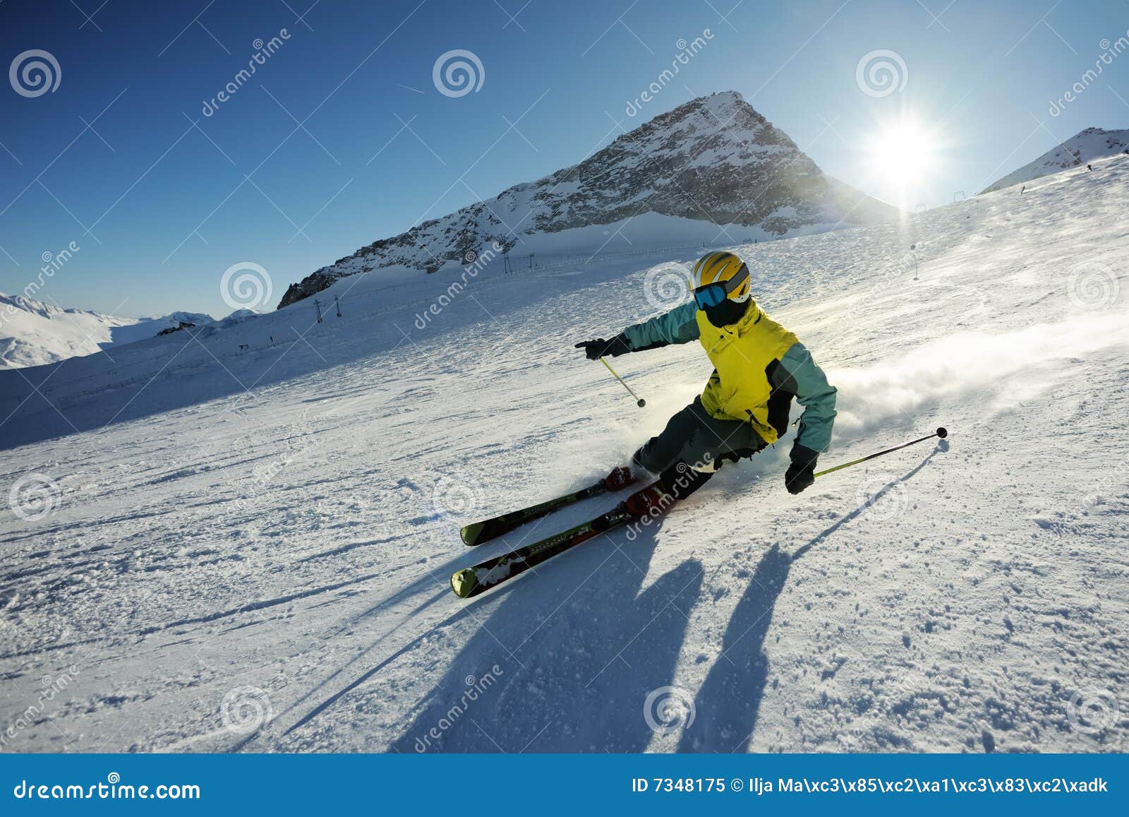 Esquiador imagen de archivo. Imagen de cielo, ladera, revestimiento ...