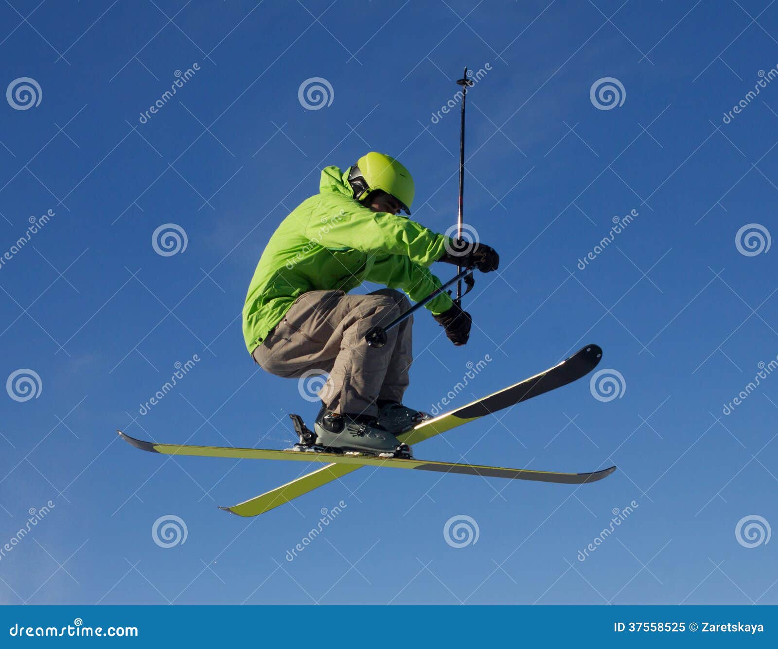 Esquiador de salto imagen de archivo. Imagen de sunlight - 37558525