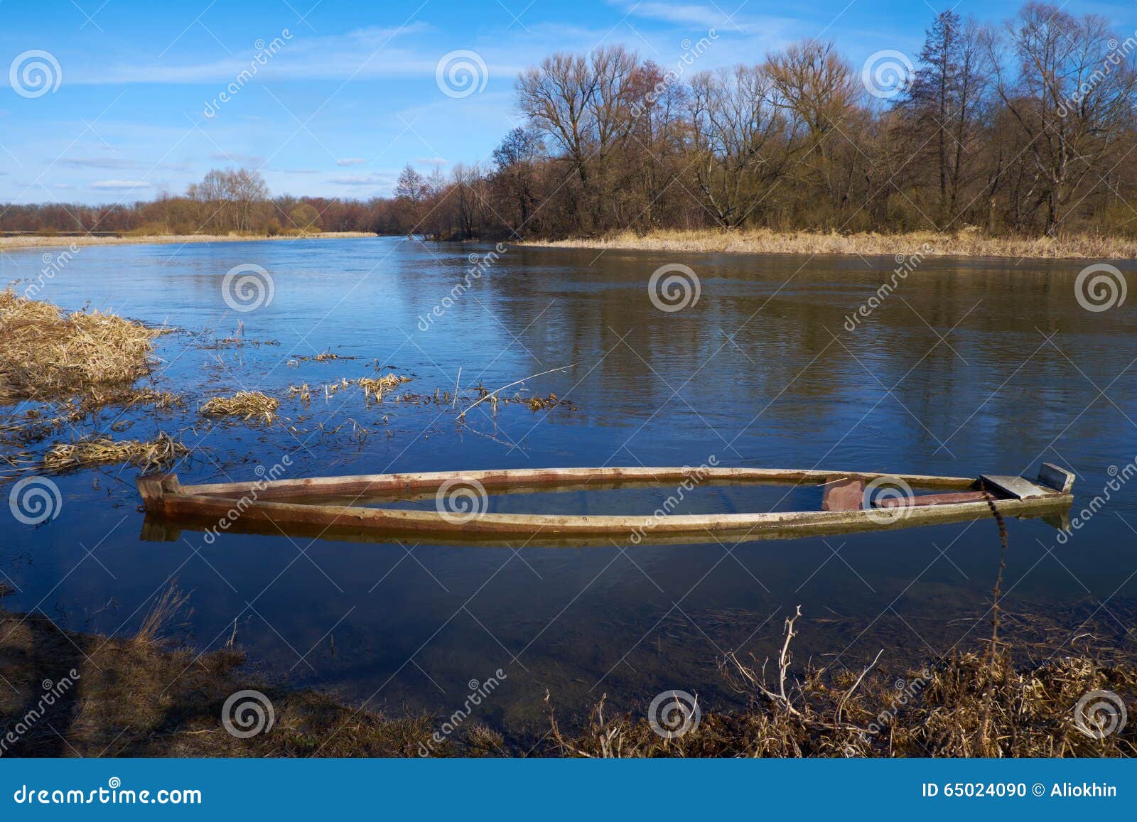 Esquife hundido foto de archivo. Imagen de cielo, pista - 65024090