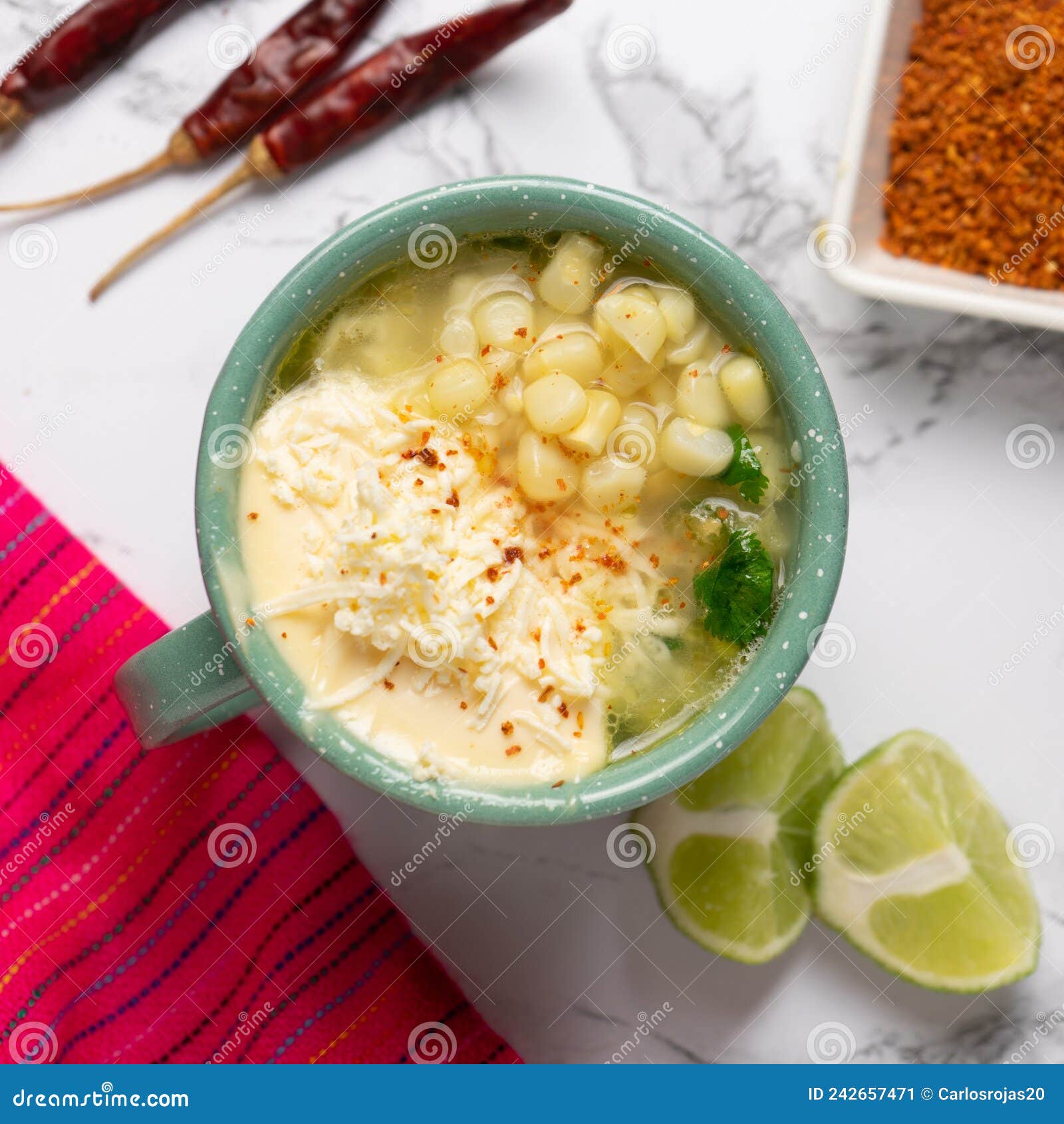 Esquites De Milho Com Maionese E Queijo. Comida Mexicana Imagem de ...