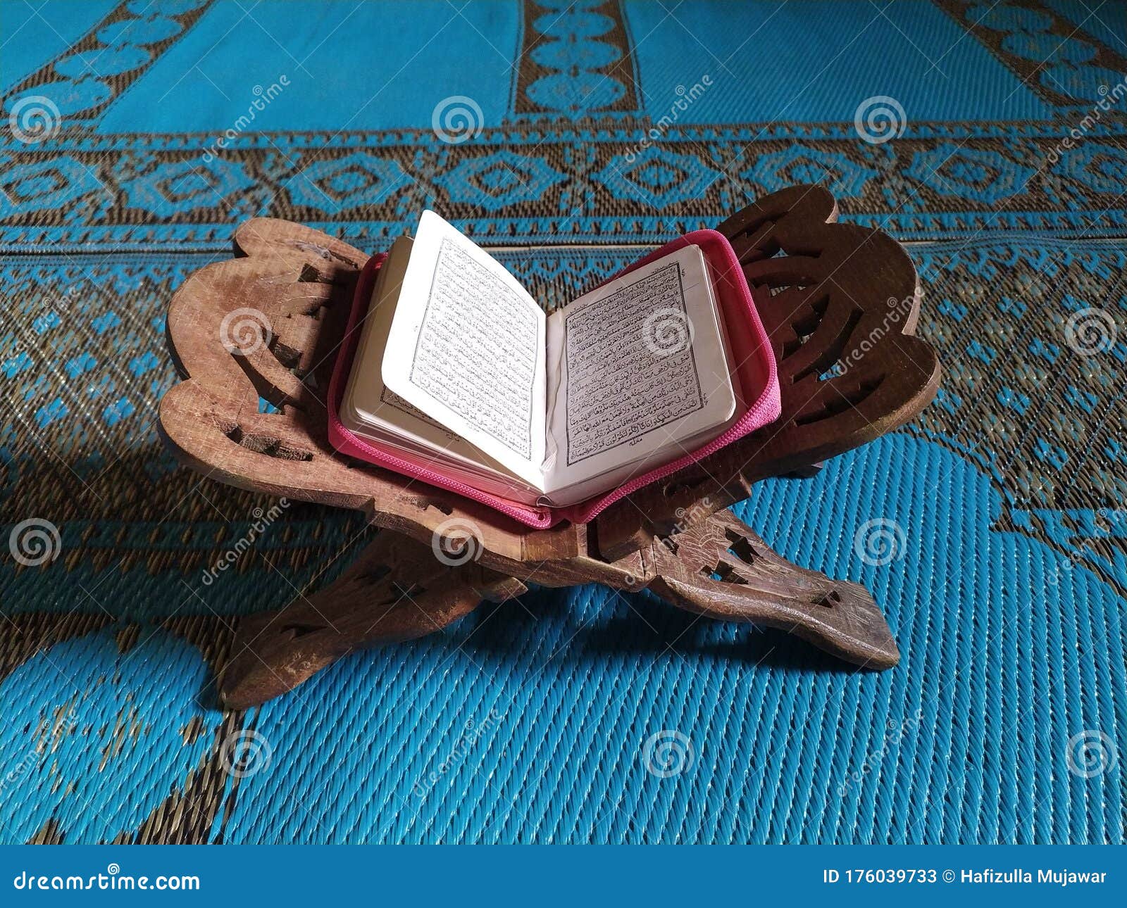 Esquivar imagen de archivo. Imagen de dios, libro, azul - 176039733