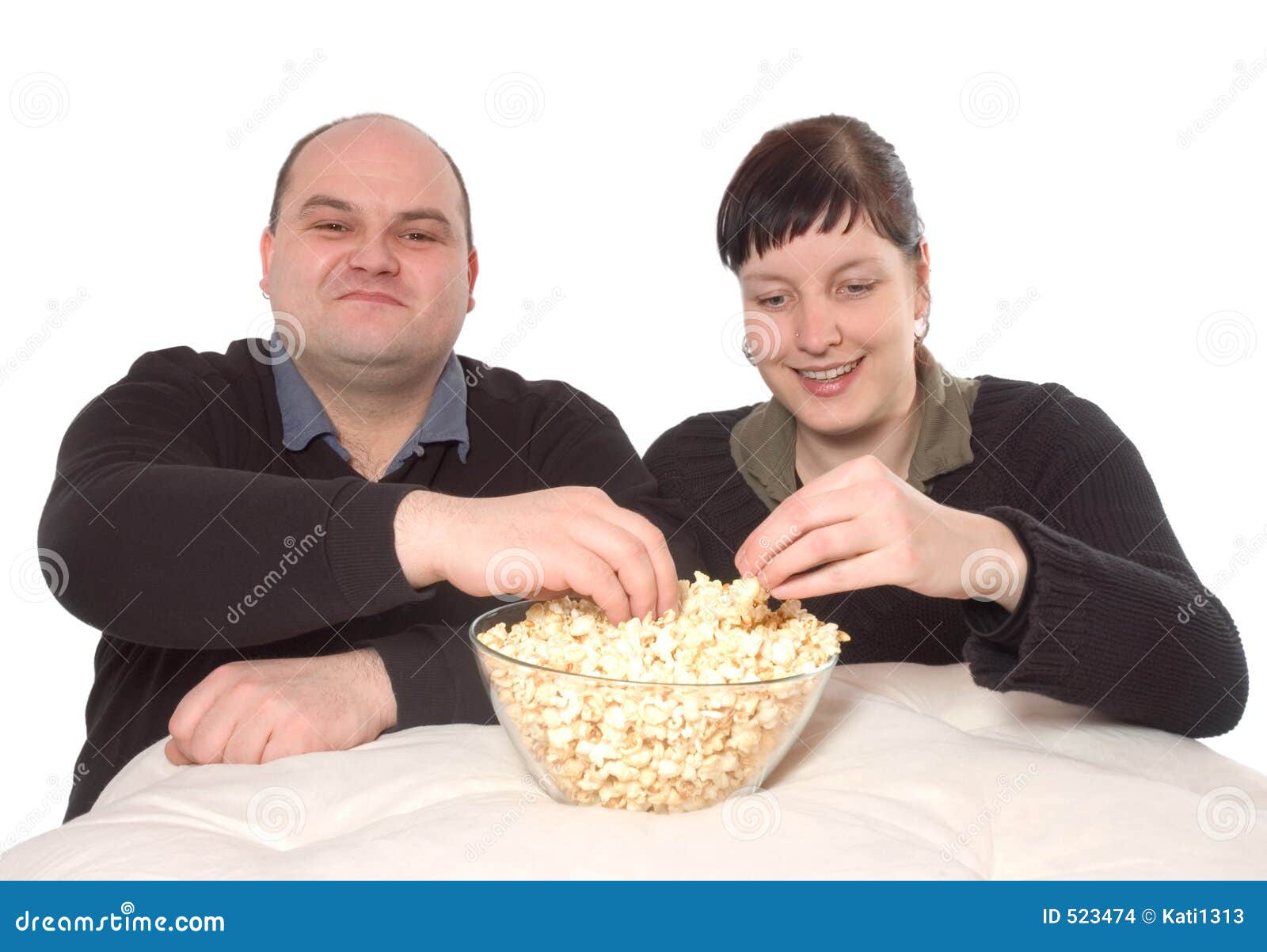 Essen des Popcorns stockfoto. Bild von glück, essen, fett - 523474