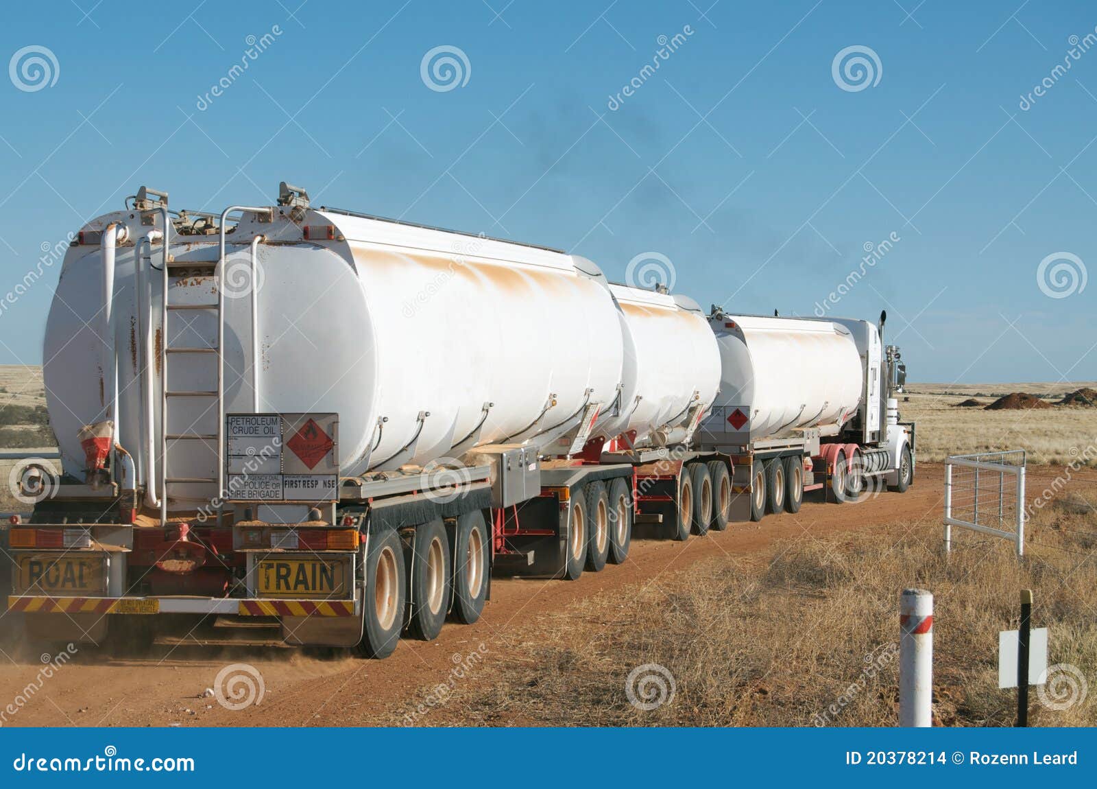 Essence De Transport De Train Routier Photo stock - Image du remorque ...