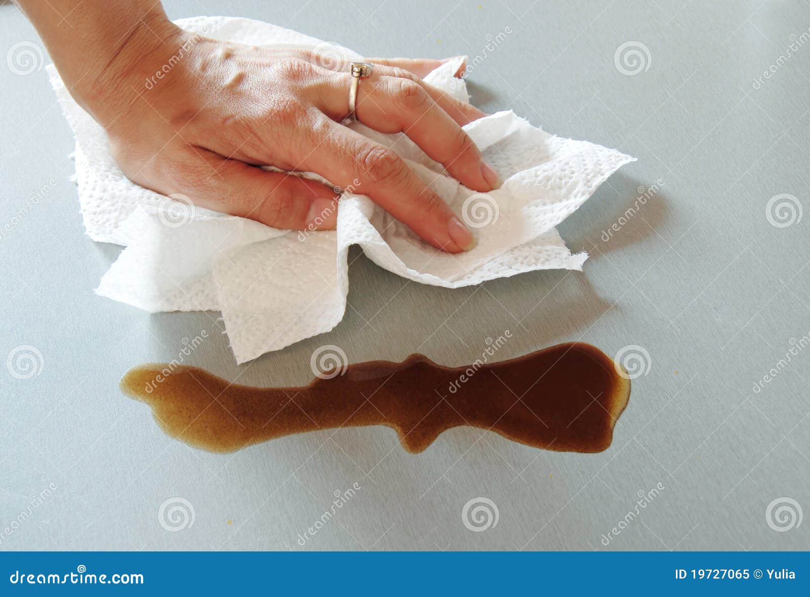 Essuyage de la table image stock. Image du tasse, doigts - 19727065