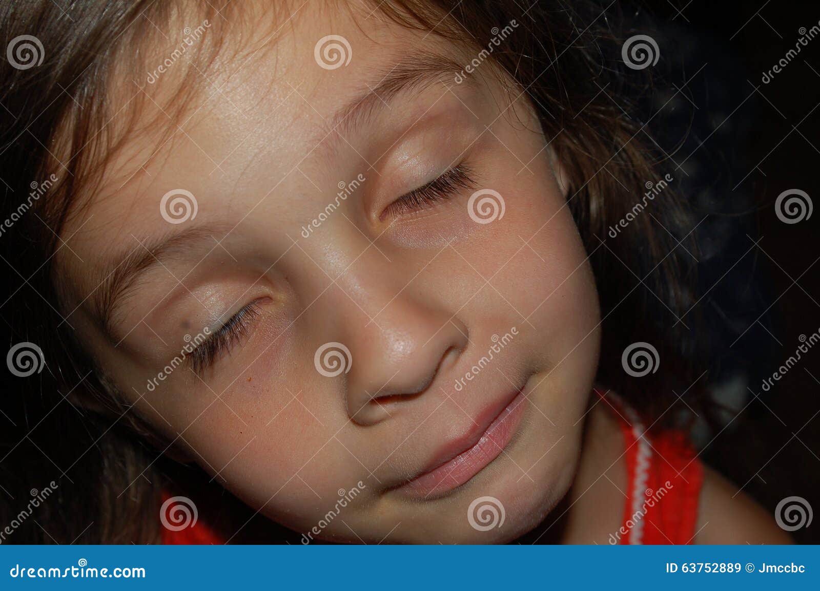Est-elle endormie ? image stock. Image du visage, gosse - 63752889