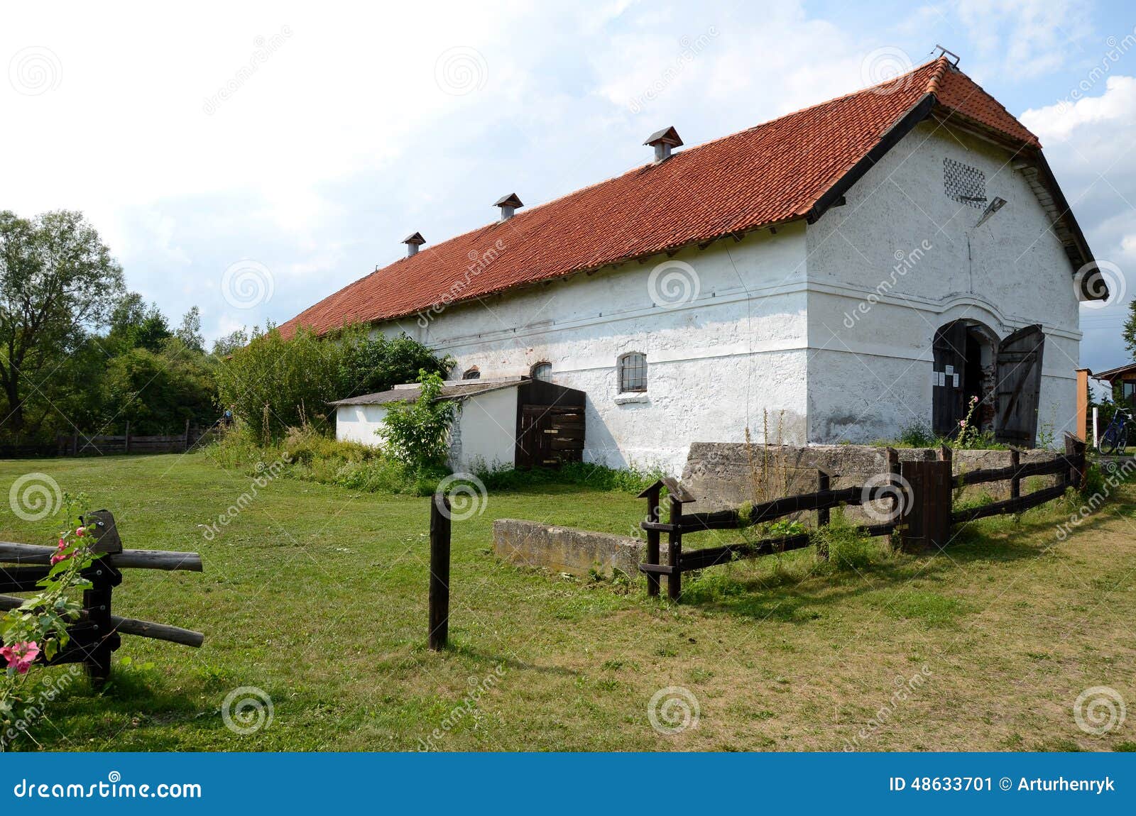 Establo blanco viejo imagen de archivo. Imagen de cerca - 48633701