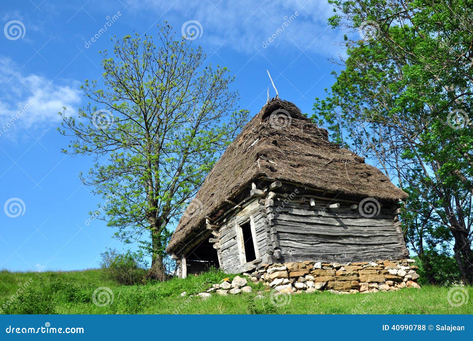 Establo De Madera Con El Tejado Cubierto Con Paja Foto de archivo ...