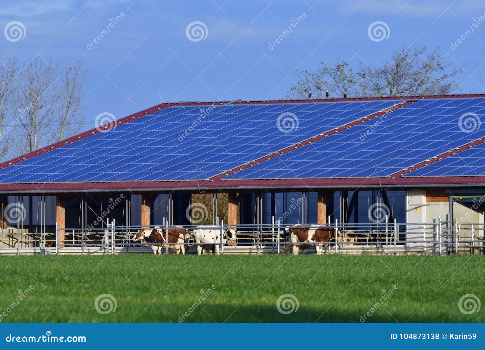 Establo Moderno Con Una Sistema Solar Foto de archivo - Imagen de ...