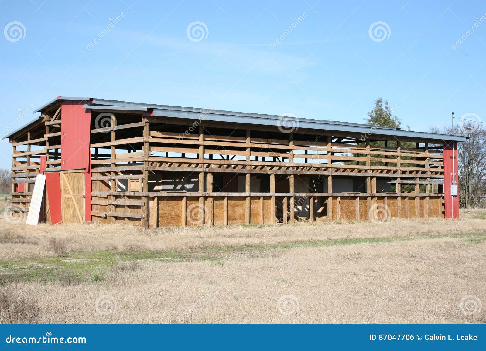 Establo rojo del caballo foto de archivo. Imagen de pista - 87047706