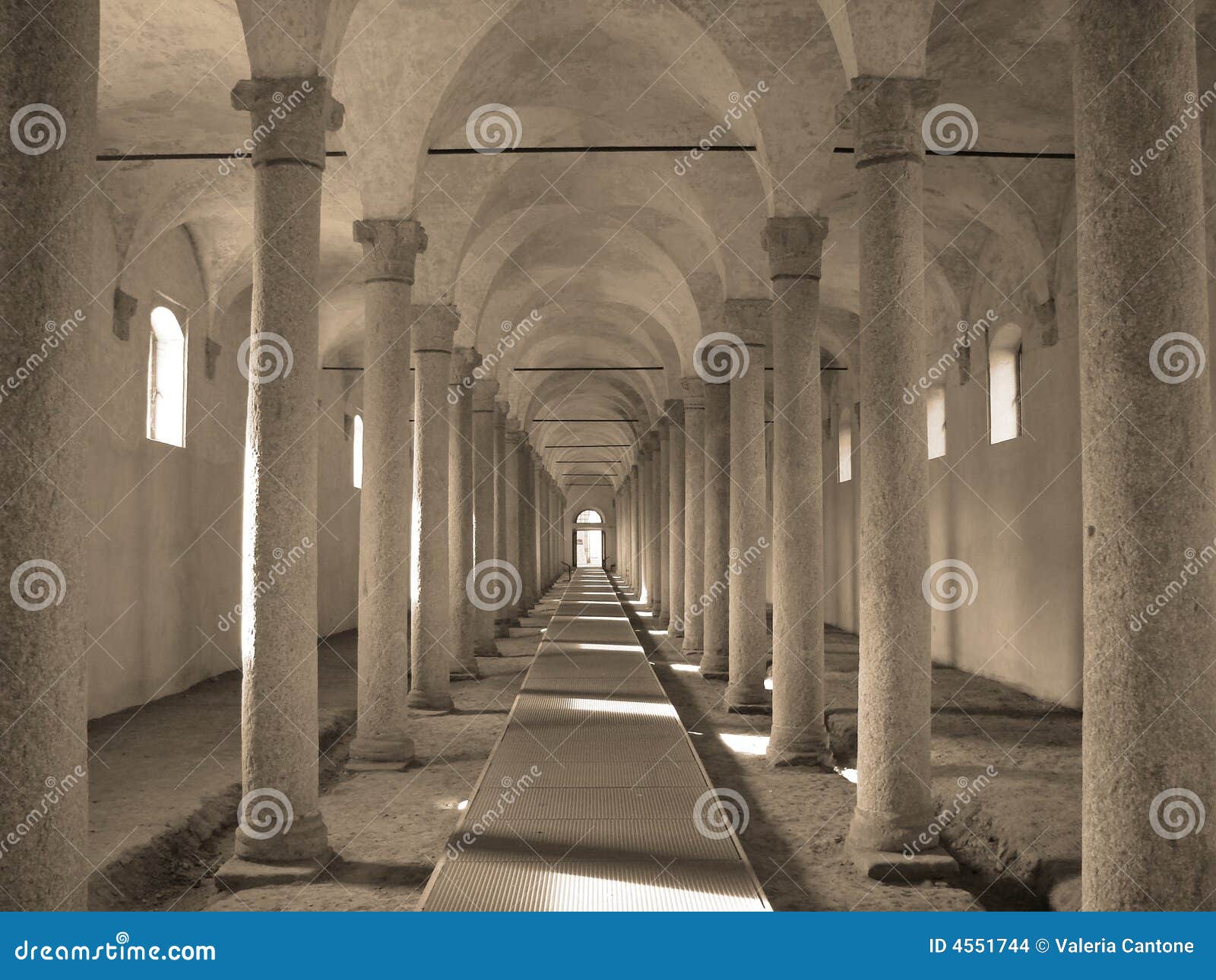 Establos Antiguos En El Castillo Foto de archivo - Imagen de establos ...