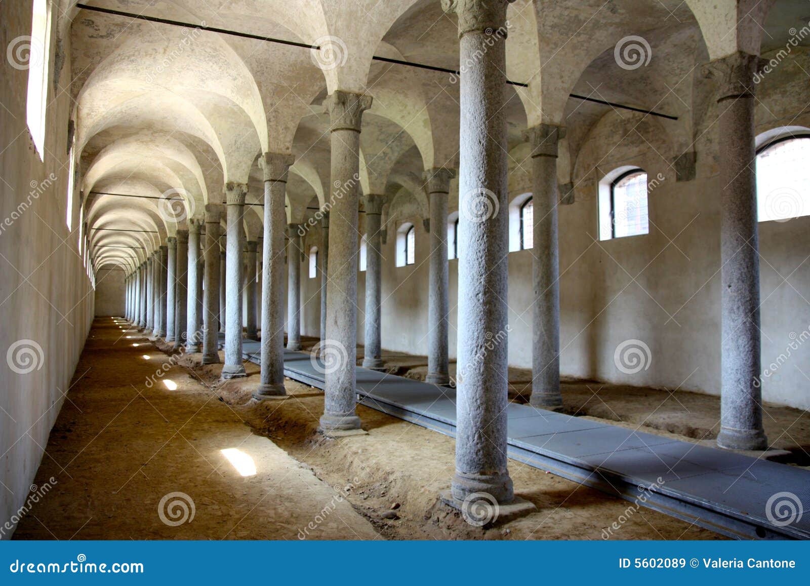 Establos Antiguos En El Castillo Imagen de archivo - Imagen de interior ...