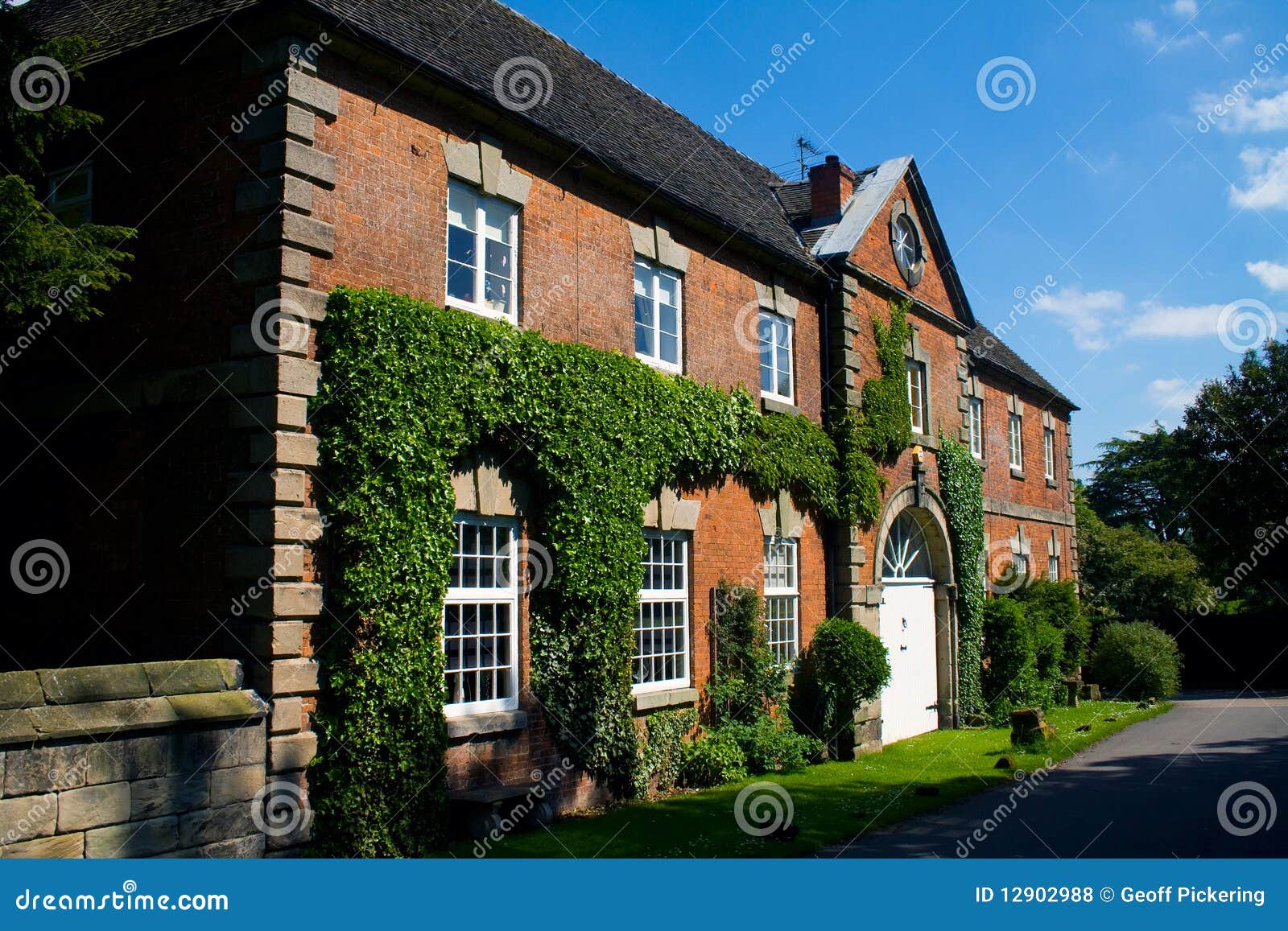 Establos viejos foto de archivo. Imagen de establos, paisaje - 12902988