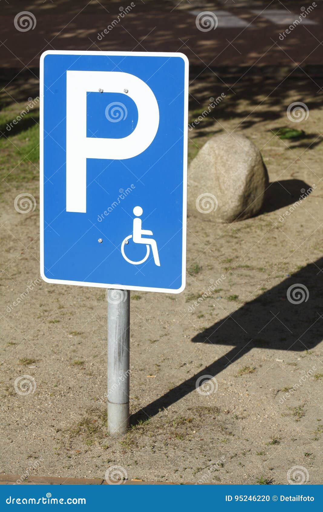 Estacionamento Da Pessoa Deficiente De Sinal De Estrada Foto de Stock ...