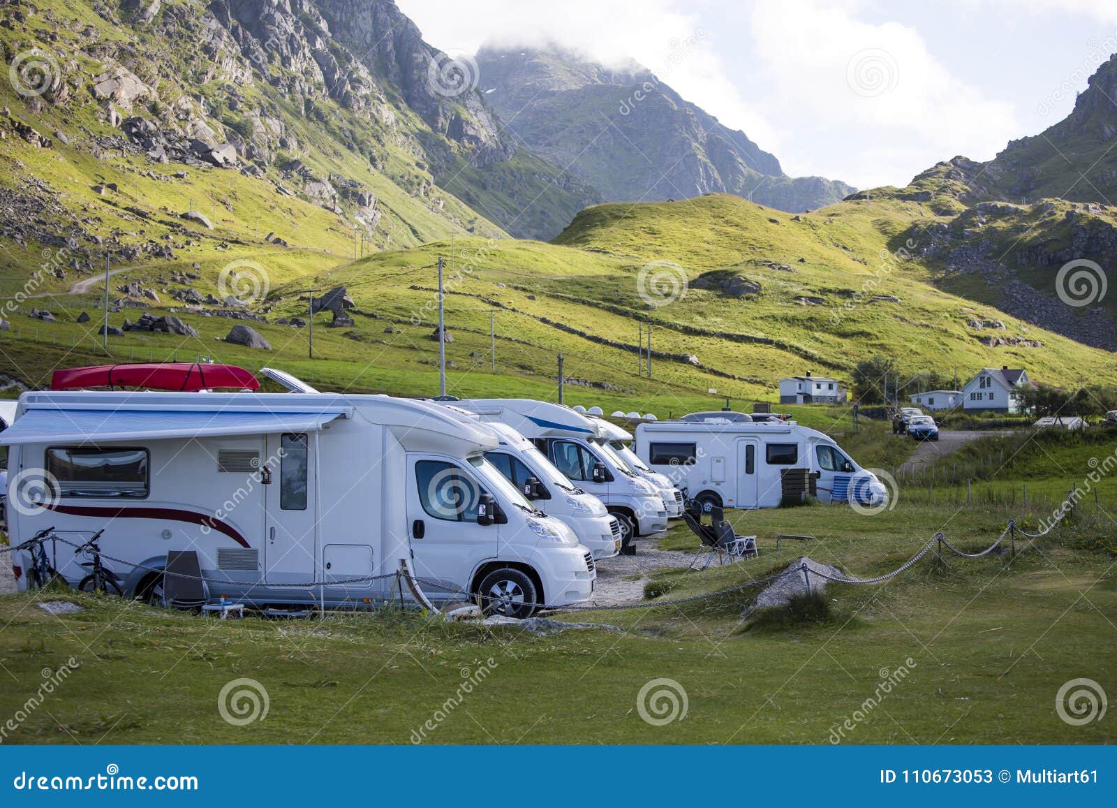 Estacionamiento De Motorhomes Imagen de archivo - Imagen de parque ...