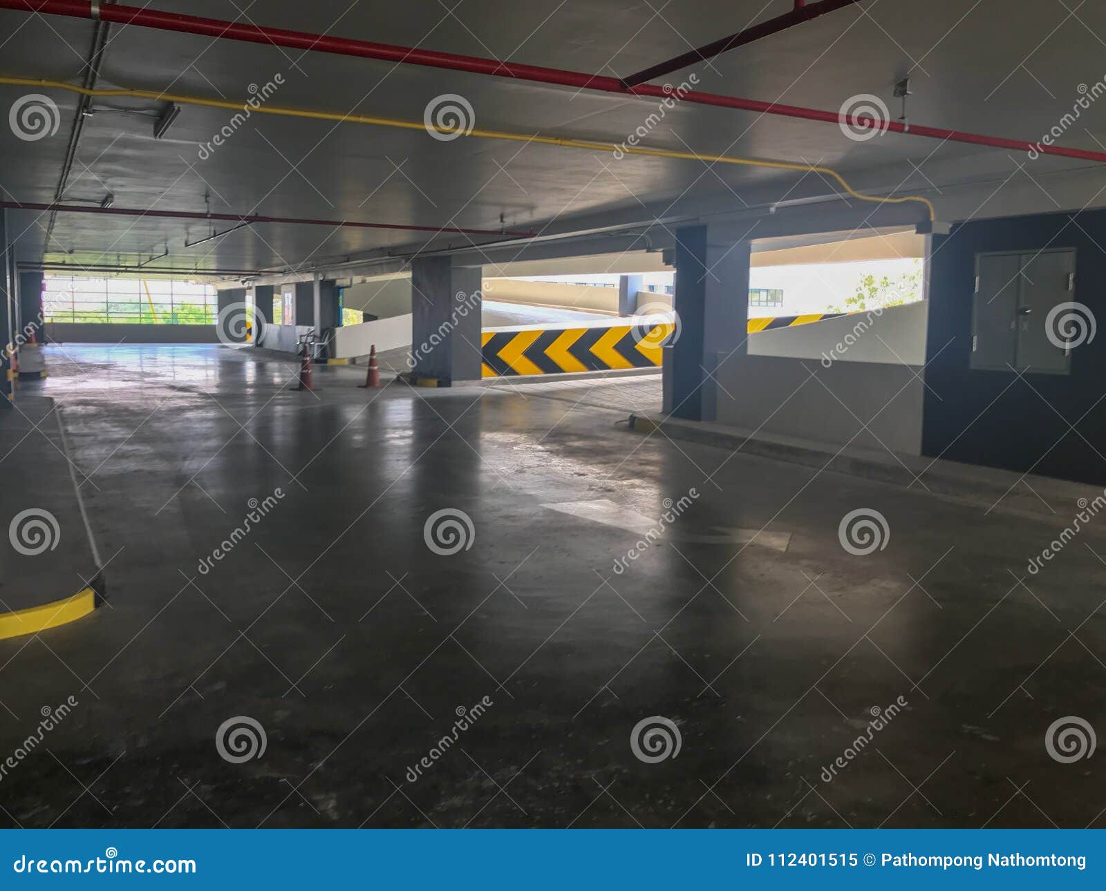 Estacionamiento Del Coche Y Edificio Vacíos De La Rampa Imagen de ...