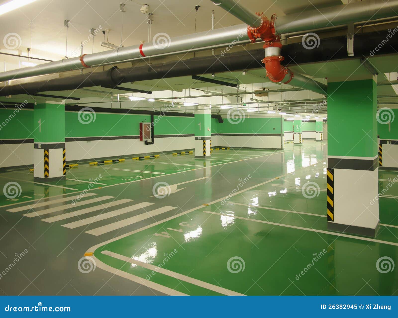 Estacionamiento Subterráneo Imagen de archivo - Imagen de ...