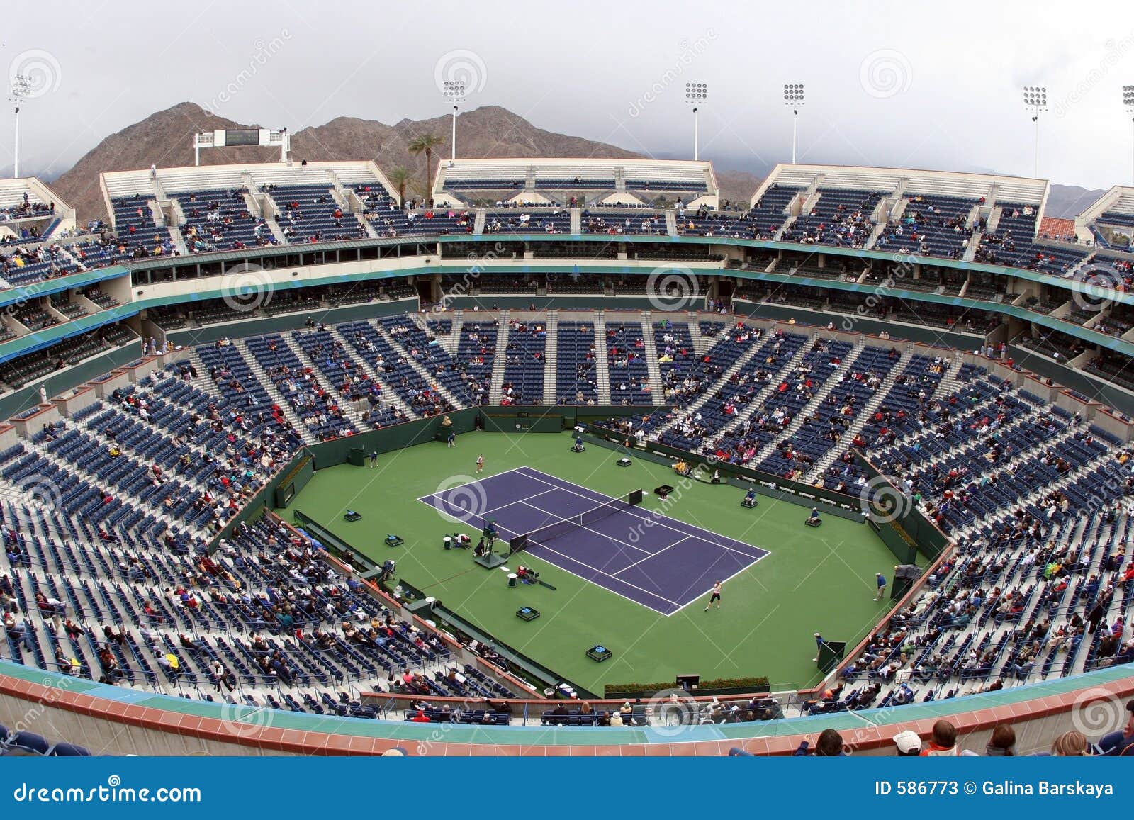 Estadio del tenis imagen de archivo. Imagen de arena, muchedumbre - 586773