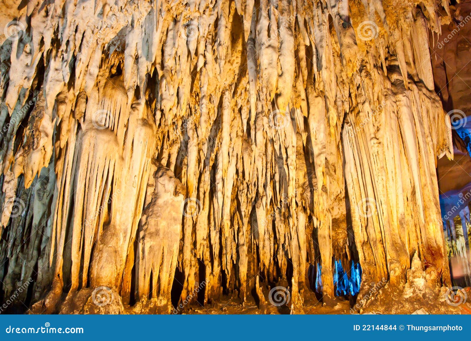 Estalactitas en la cueva foto de archivo. Imagen de adentro - 22144844