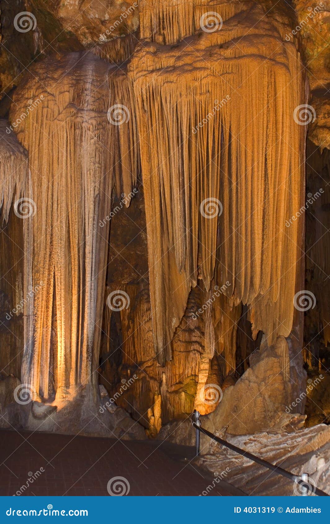 Estalactitas grandes imagen de archivo. Imagen de turista - 4031319