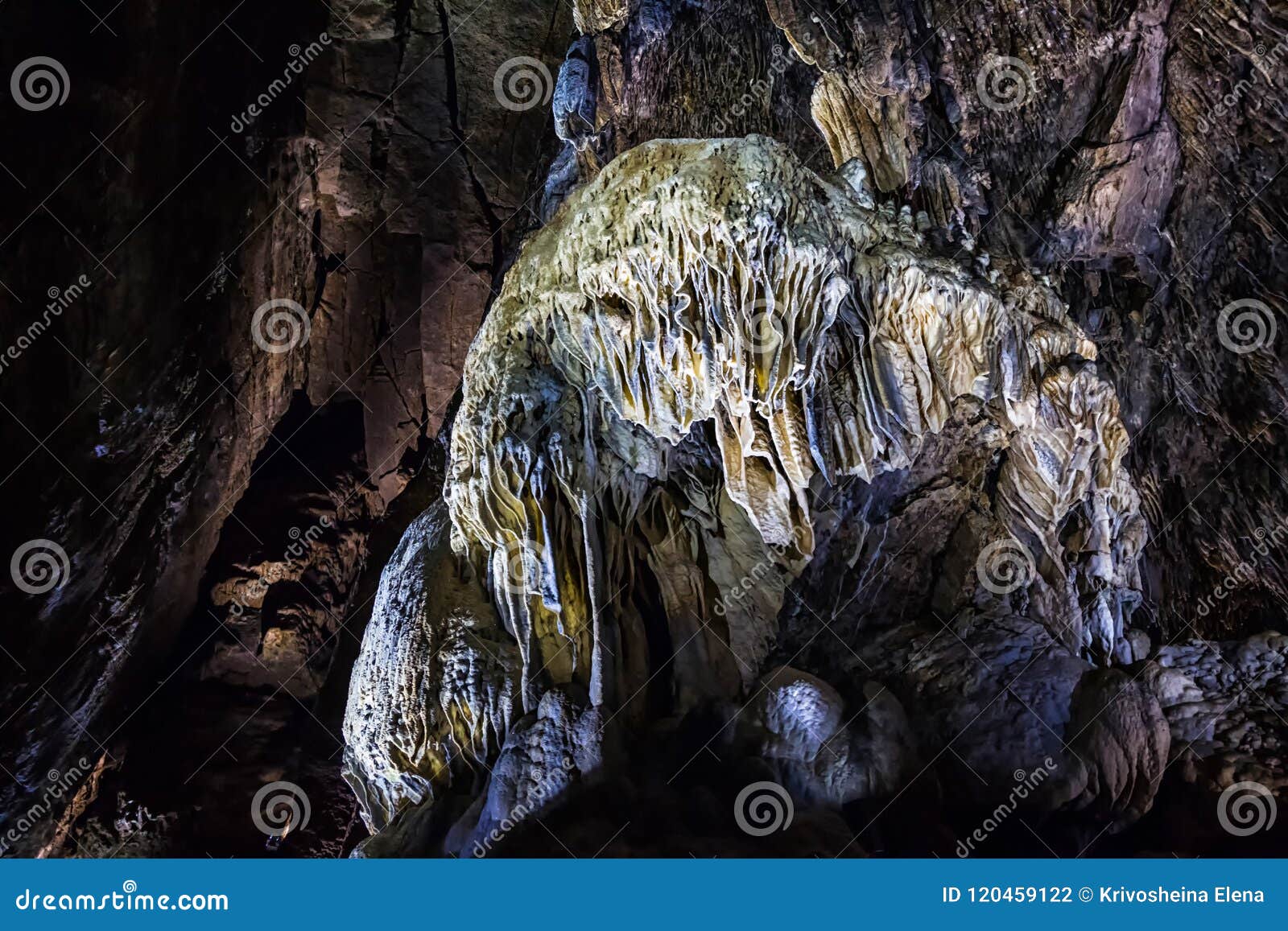 Estalactites Coloridos Iluminadas Na Caverna HAN-SUR-LESSE Foto de ...