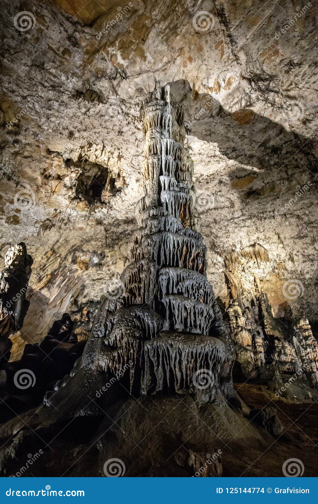 Estalactites E Estalagmites Foto de Stock - Imagem de estalactite, nave ...