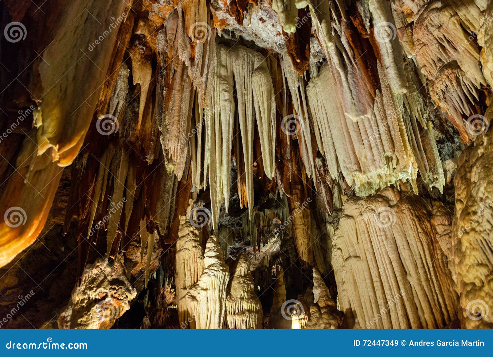 Estalactites E Estalagmites Em Uma Caverna Na Espanha Imagem de Stock ...