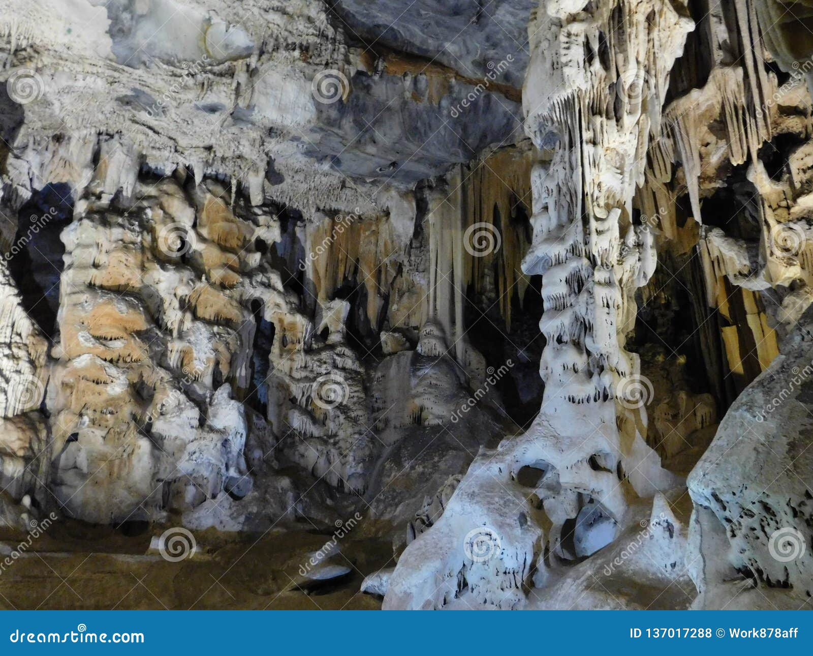 Estalagmite E Estalactite Na Caverna Foto de Stock - Imagem de rocha ...