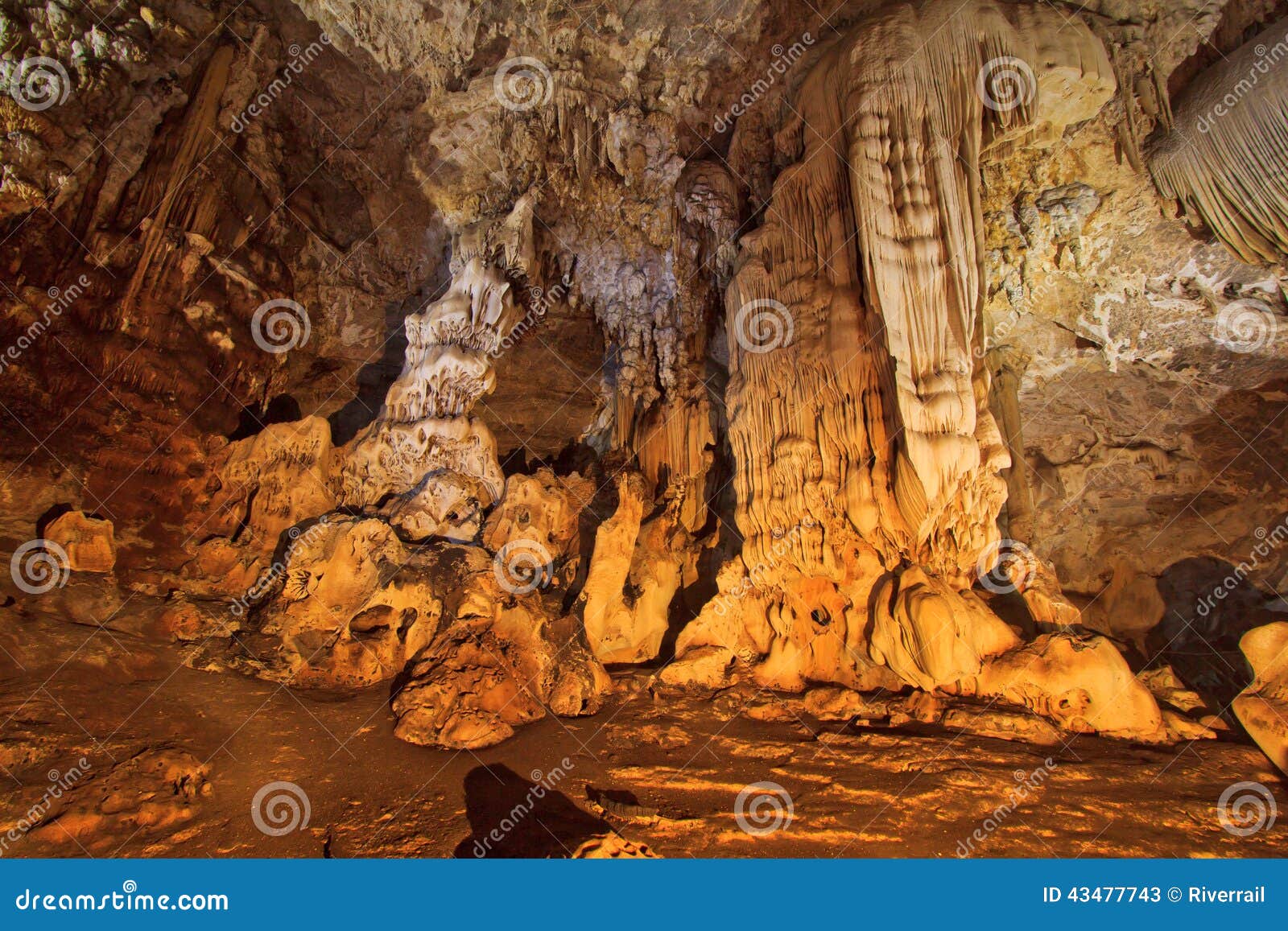 Estalagmite E Estalactite Na Caverna Imagem de Stock - Imagem de fundo ...