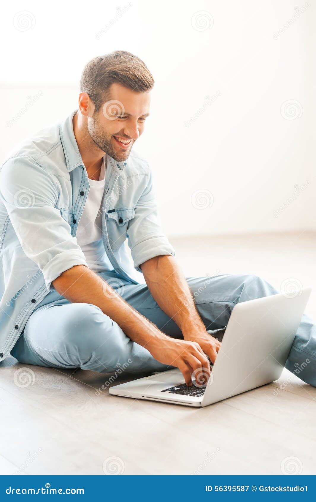 Estando en casa en placer imagen de archivo. Imagen de escribir - 56395587