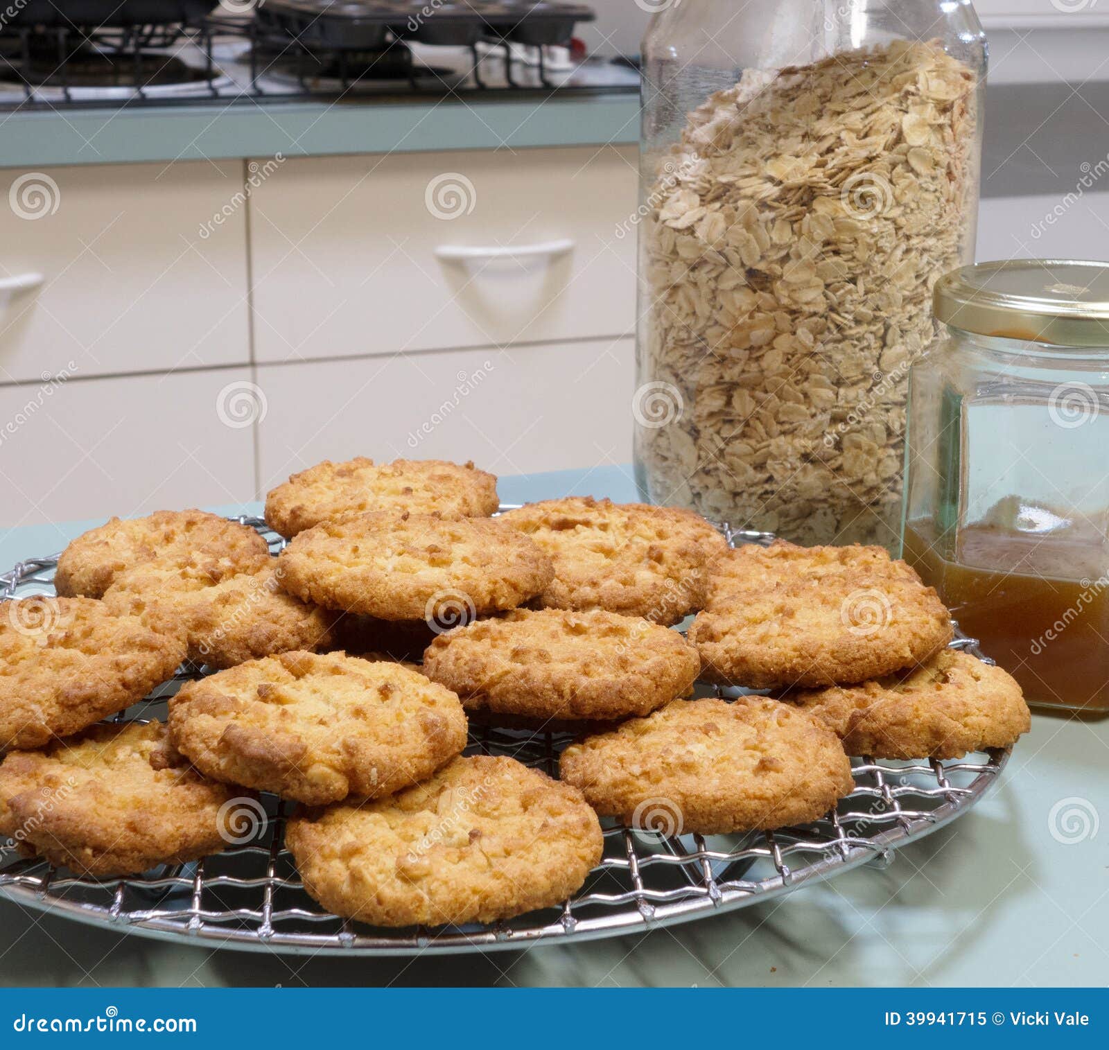 Estante De Anzac Biscuits Cooling on Wire. Imagen de archivo - Imagen ...