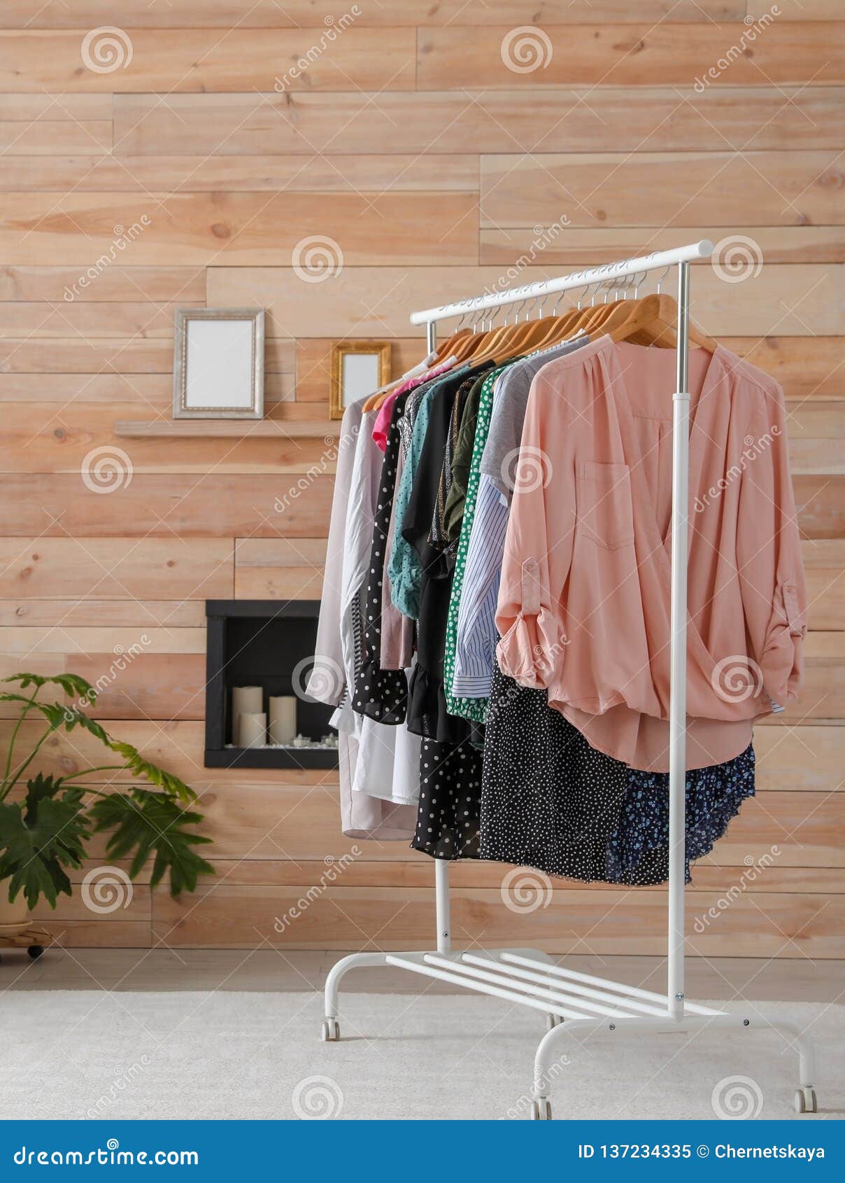 Estante Del Guardarropa Con Ropa Elegante Imagen de archivo - Imagen de ...