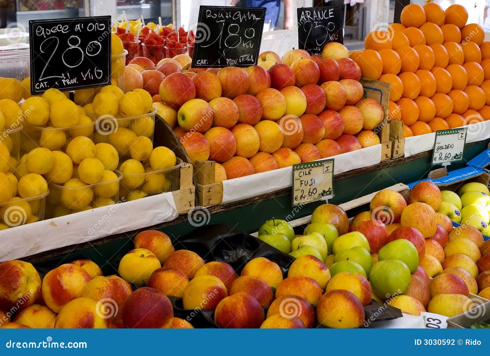 Estante Del Verdulero De Frutas Foto de archivo - Imagen de mercado ...