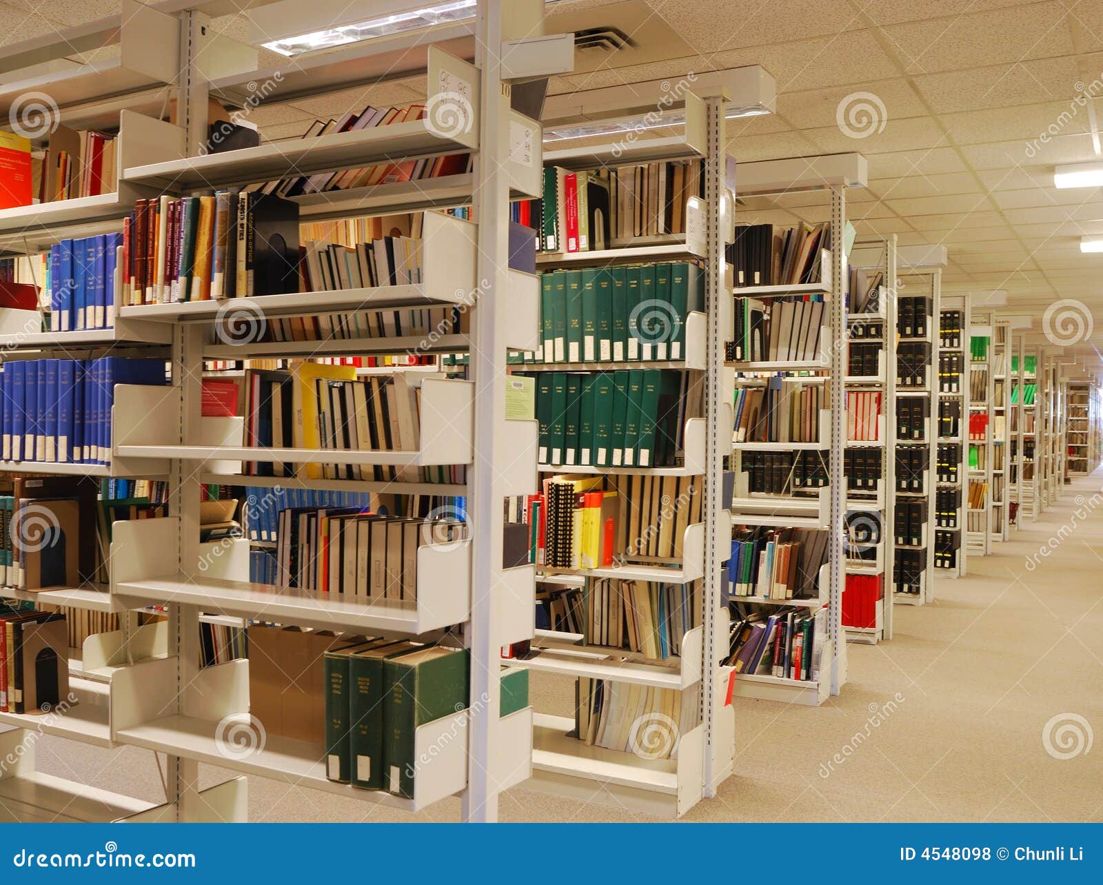 Estantes De Libro En Biblioteca Foto de archivo - Imagen de estante ...