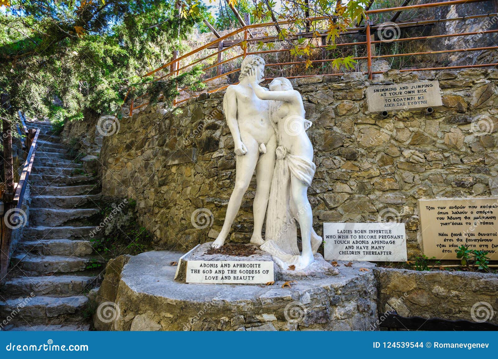 Estatua De Adonis Con El Aphrodite Imagen de archivo editorial - Imagen ...