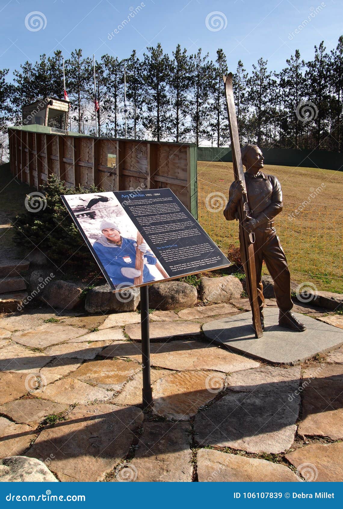 Estatua de Art Devlin imagen de archivo editorial. Imagen de ...