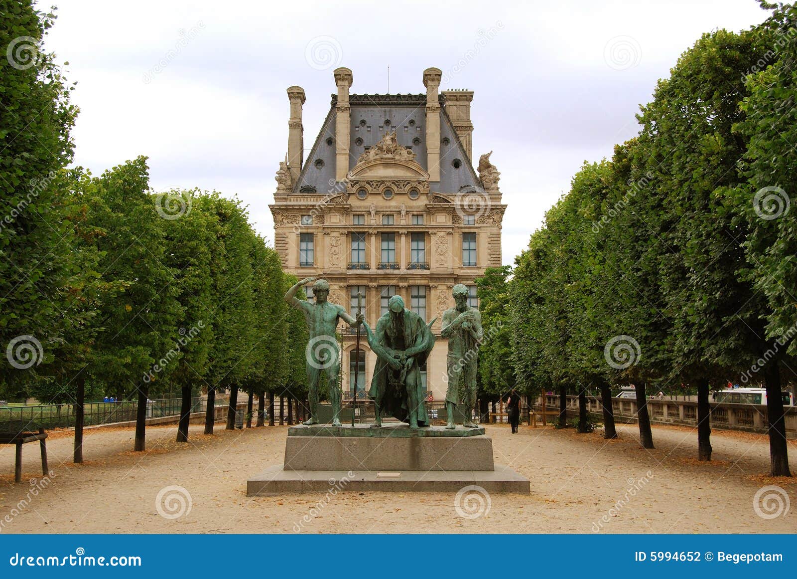 Estatua De Bronce En El Fromn Del Edificio Del Museo De La Lumbrera ...