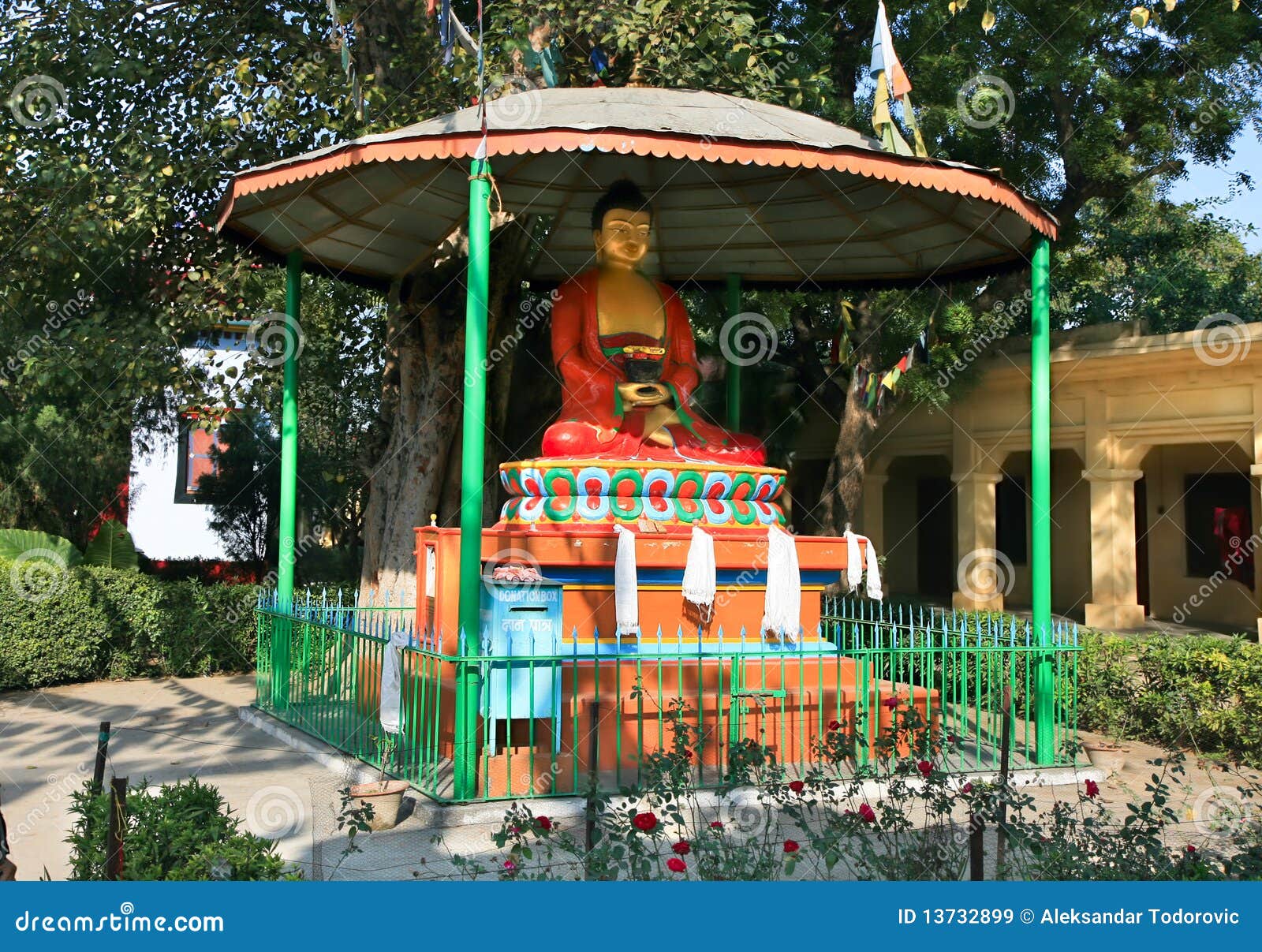 Estatua De Buddha En Varanasi Santa Imagen de archivo - Imagen de ...