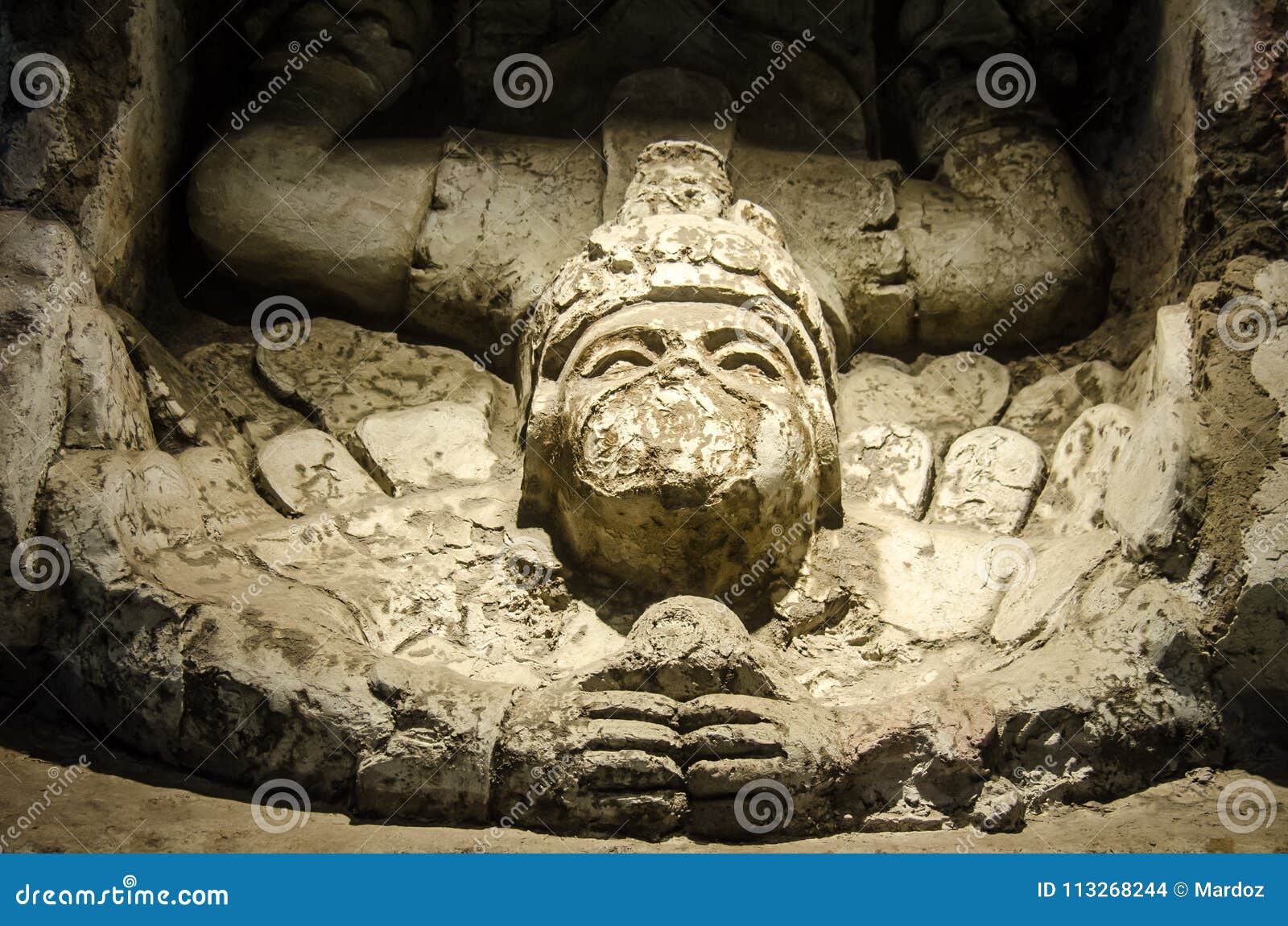 Estatua De Dios Del Descendiente En Tulum Foto de archivo - Imagen de ...