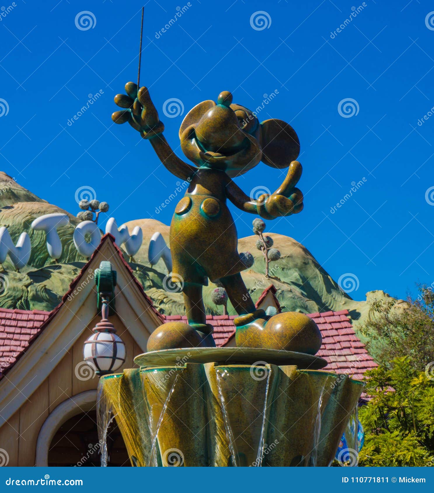 Estatua De Disneyland Mickey Mouse Conductor Foto editorial - Imagen de ...