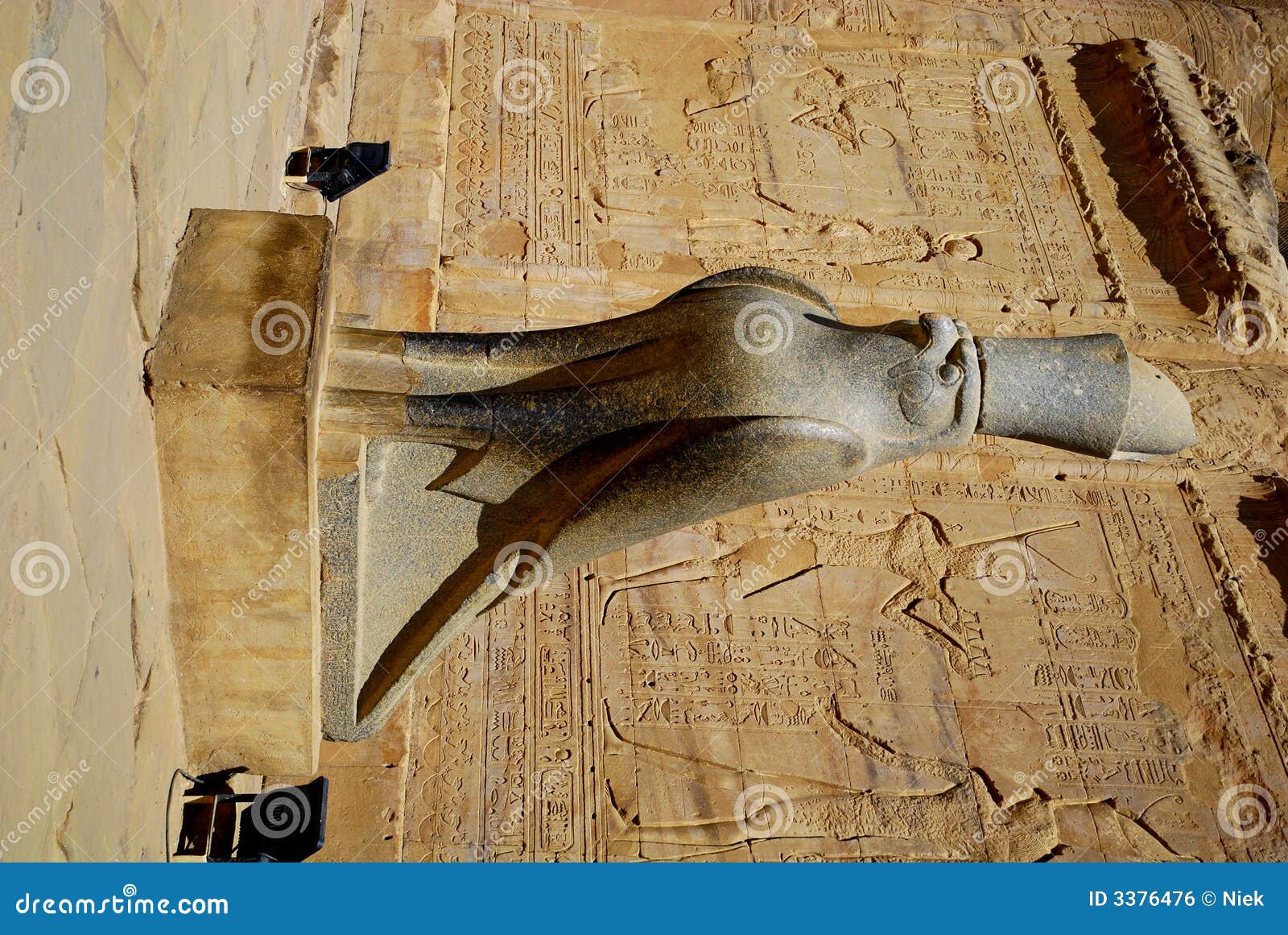 Estatua de Horus foto de archivo. Imagen de recorrido - 3376476