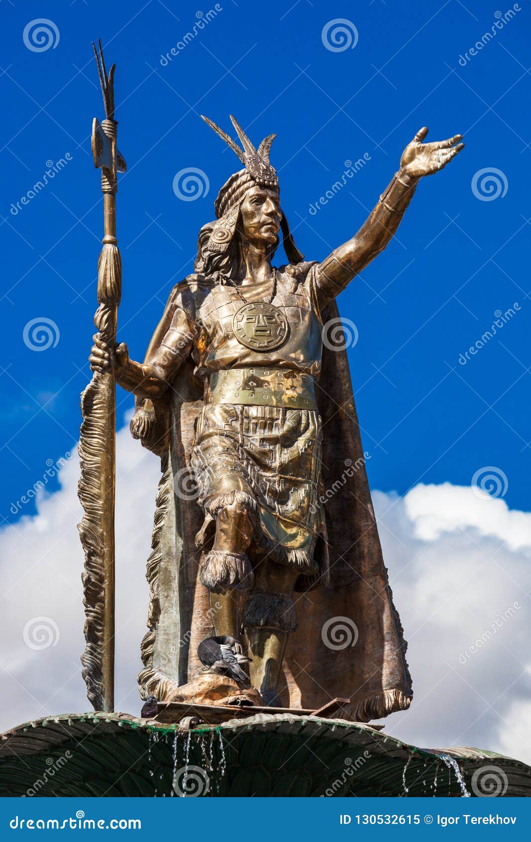 Estatua de Inca Pachacutec imagen de archivo. Imagen de hacha - 130532615