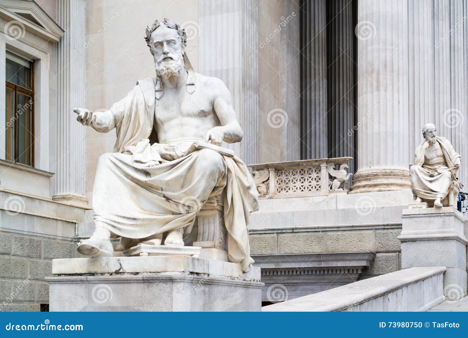 Estatua De Jenofonte En El Edificio Del Parlamento, Viena Foto de ...