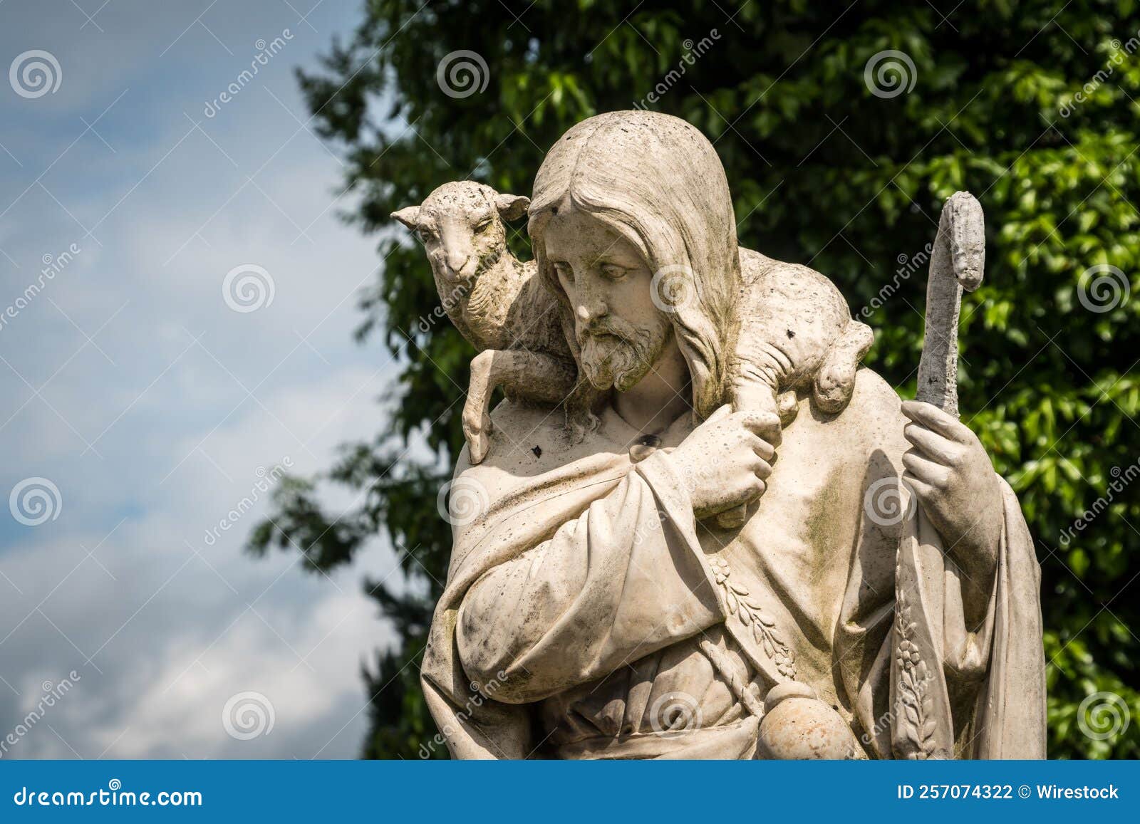 Estatua De Jesus Christ Con Cordero Foto de archivo - Imagen de ...